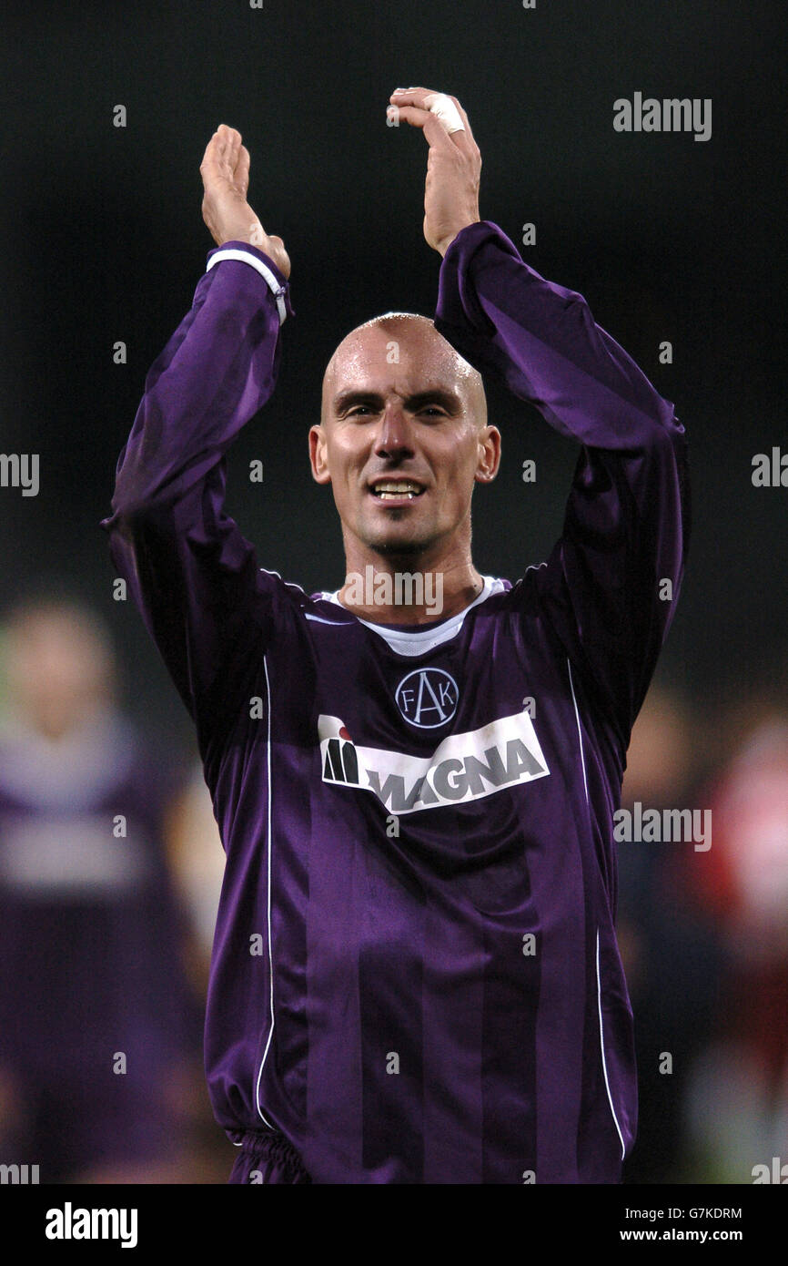 FK Austria Wien's Didier Dheedene applauds the travelling support Stock ...