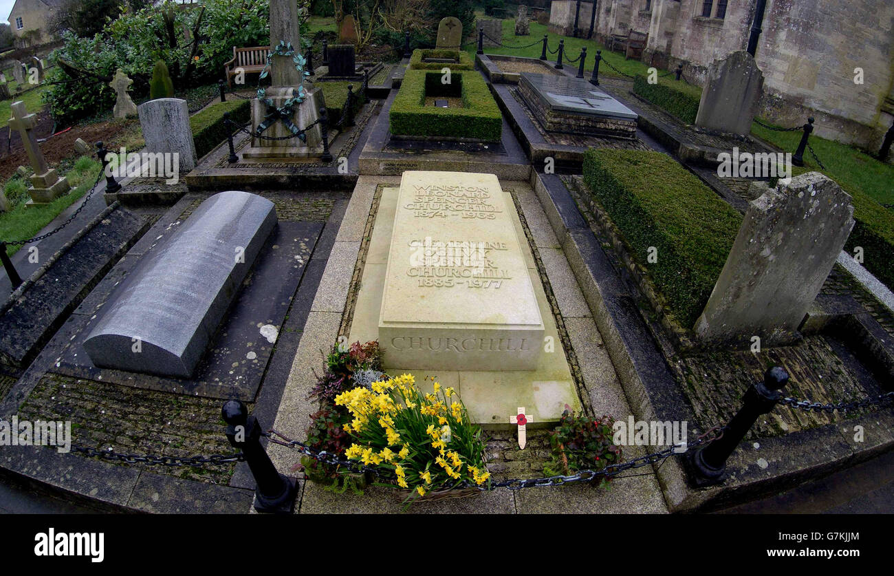 The grave of Sir Winston Churchill at St. Martin's Church in Bladon ...