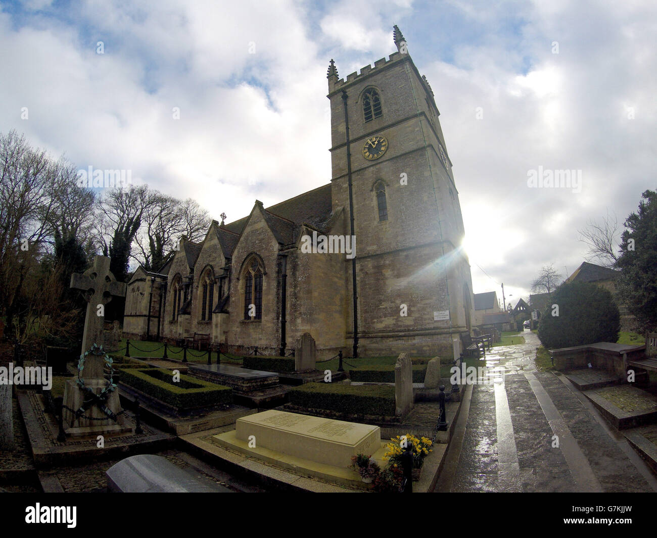 The grave of Sir Winston Churchill at St. Martin's Church in Bladon ...