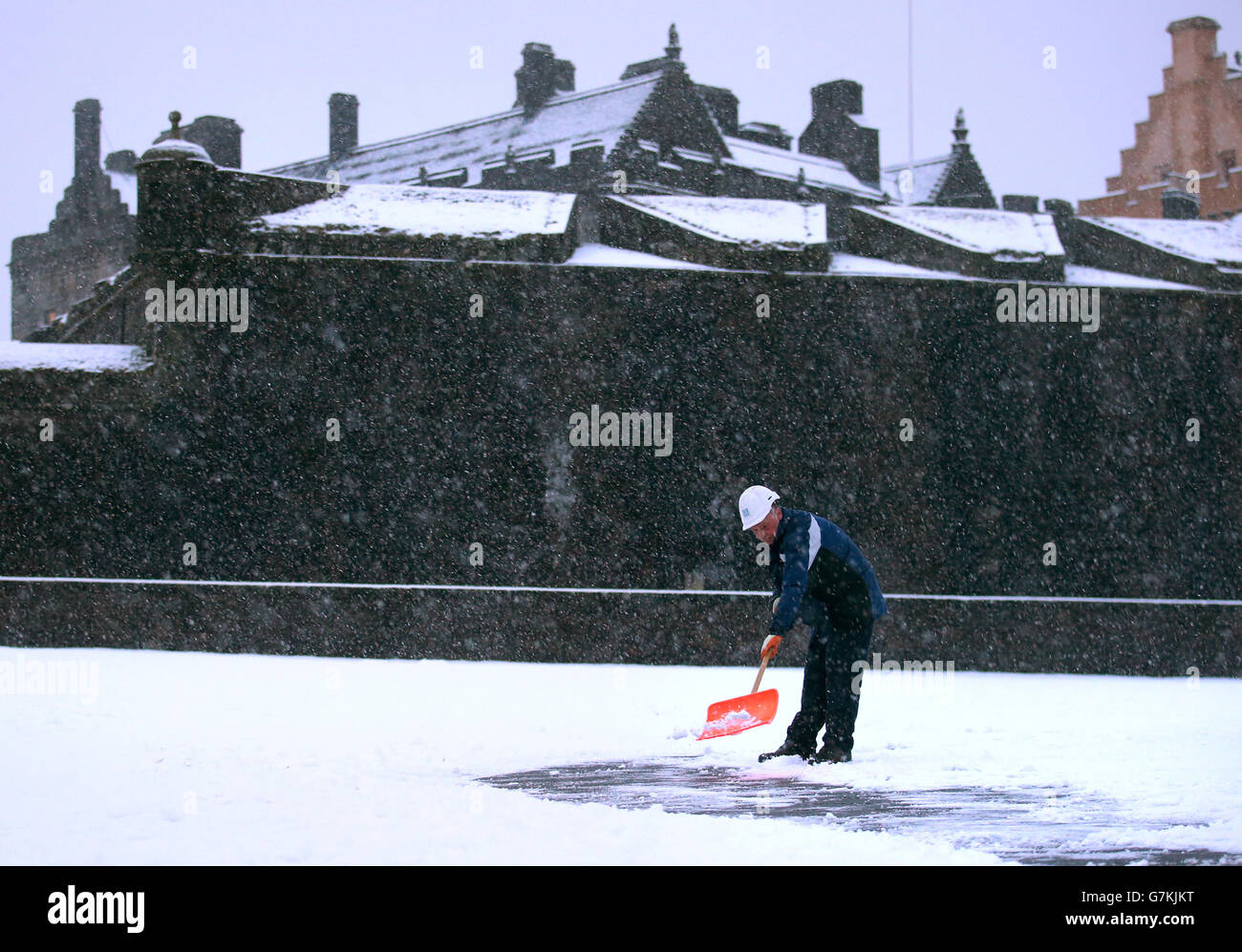 Snow cleared pathways next statue robert bruce stirling castle hi-res ...