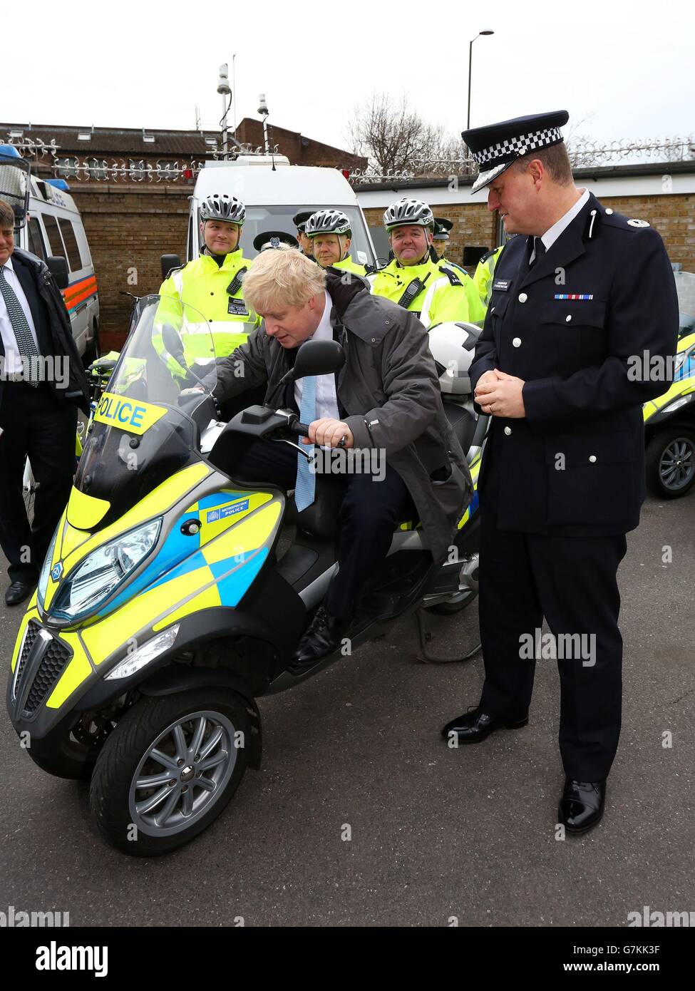 Mayor of London Boris Johnson talks to Metropolitan Police Commander ...