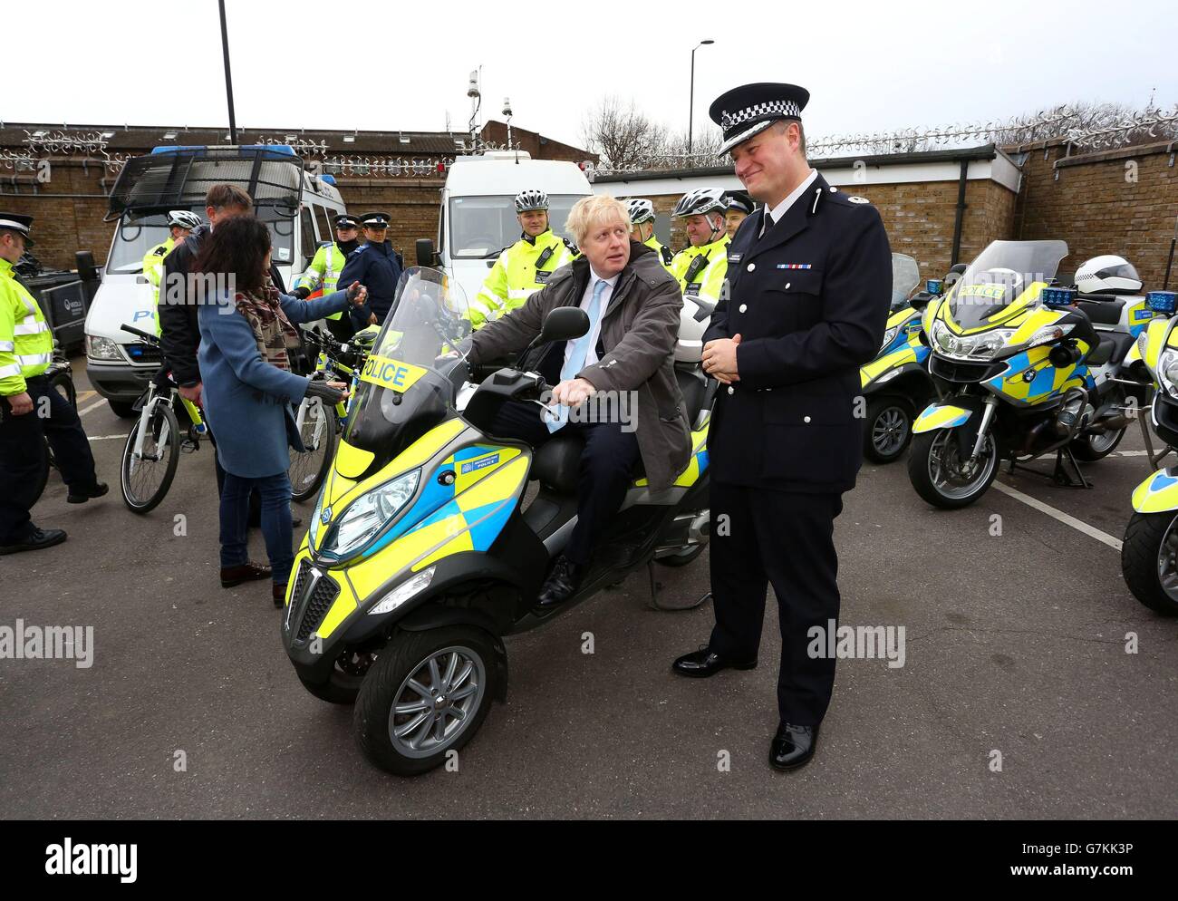 Mayor of London Boris Johnson talks to Metropolitan Police Commander ...