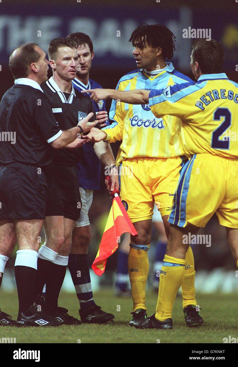 Furious Chelsea manager Ruud Gullit confronts referee Mike Reed at the ...