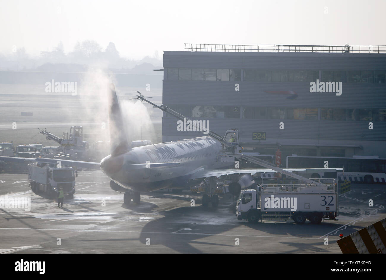 A plane is de iced at heathrow airport hi-res stock photography and ...