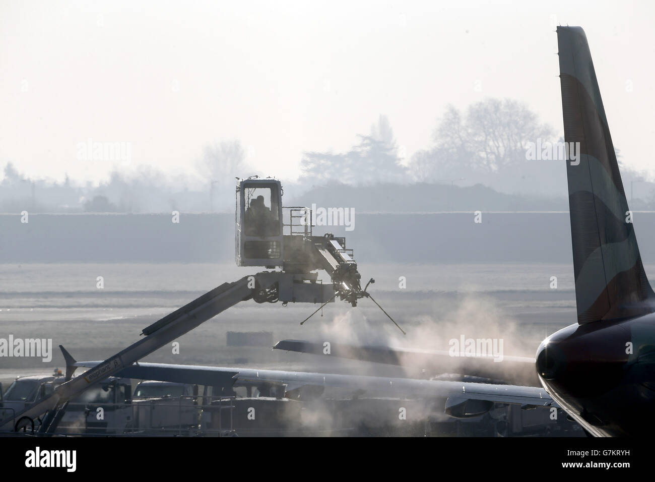 A plane is de iced at heathrow airport hi-res stock photography and ...