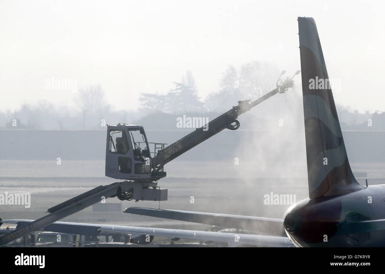 A plane is de iced at heathrow airport hi-res stock photography and ...