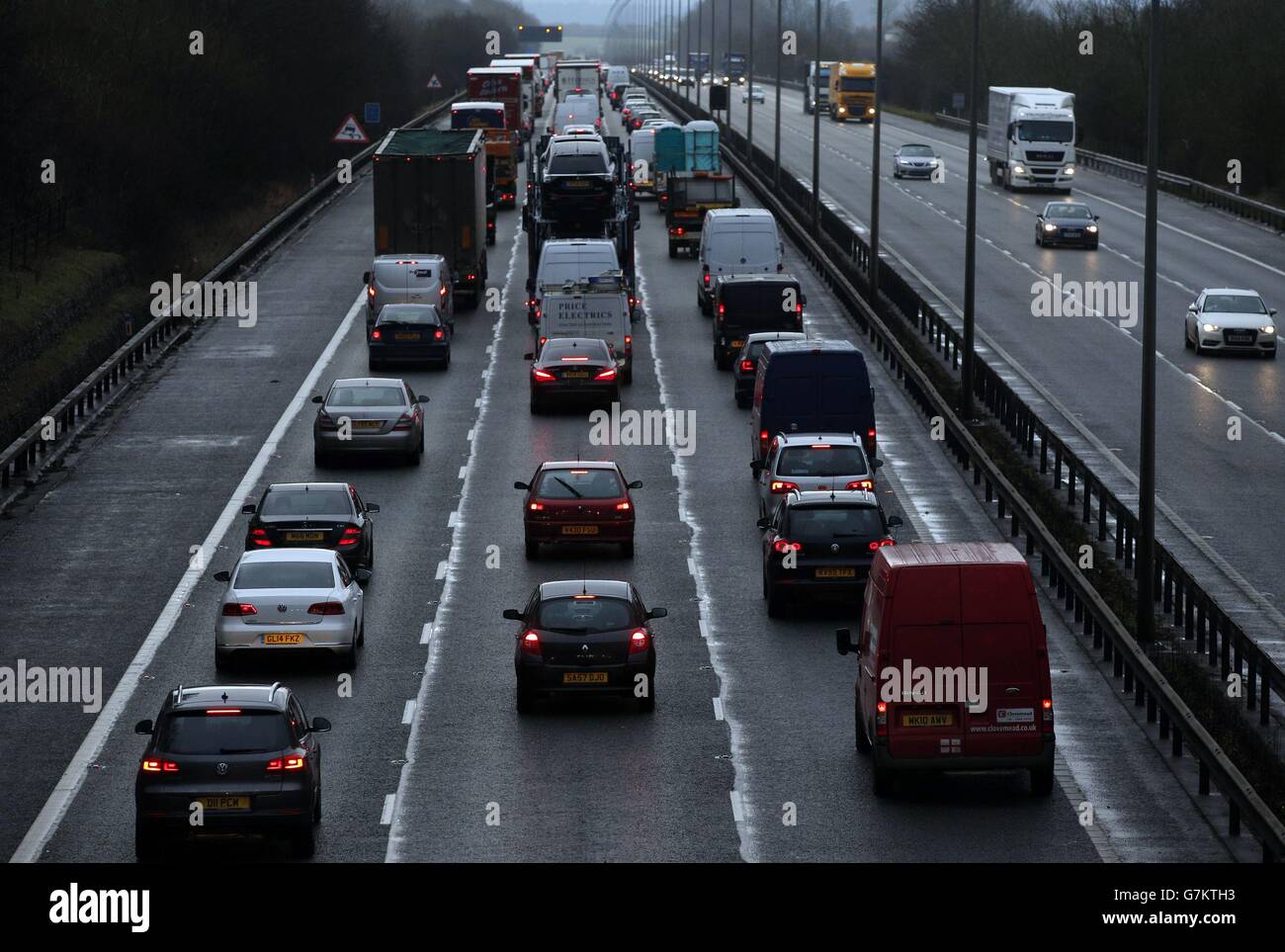 Traffic queues along the eastbound carriageway of the M40 between ...