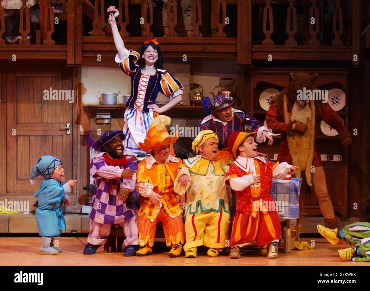 Snow white and the seven dwarfs victoria palace theatre High Resolution ...