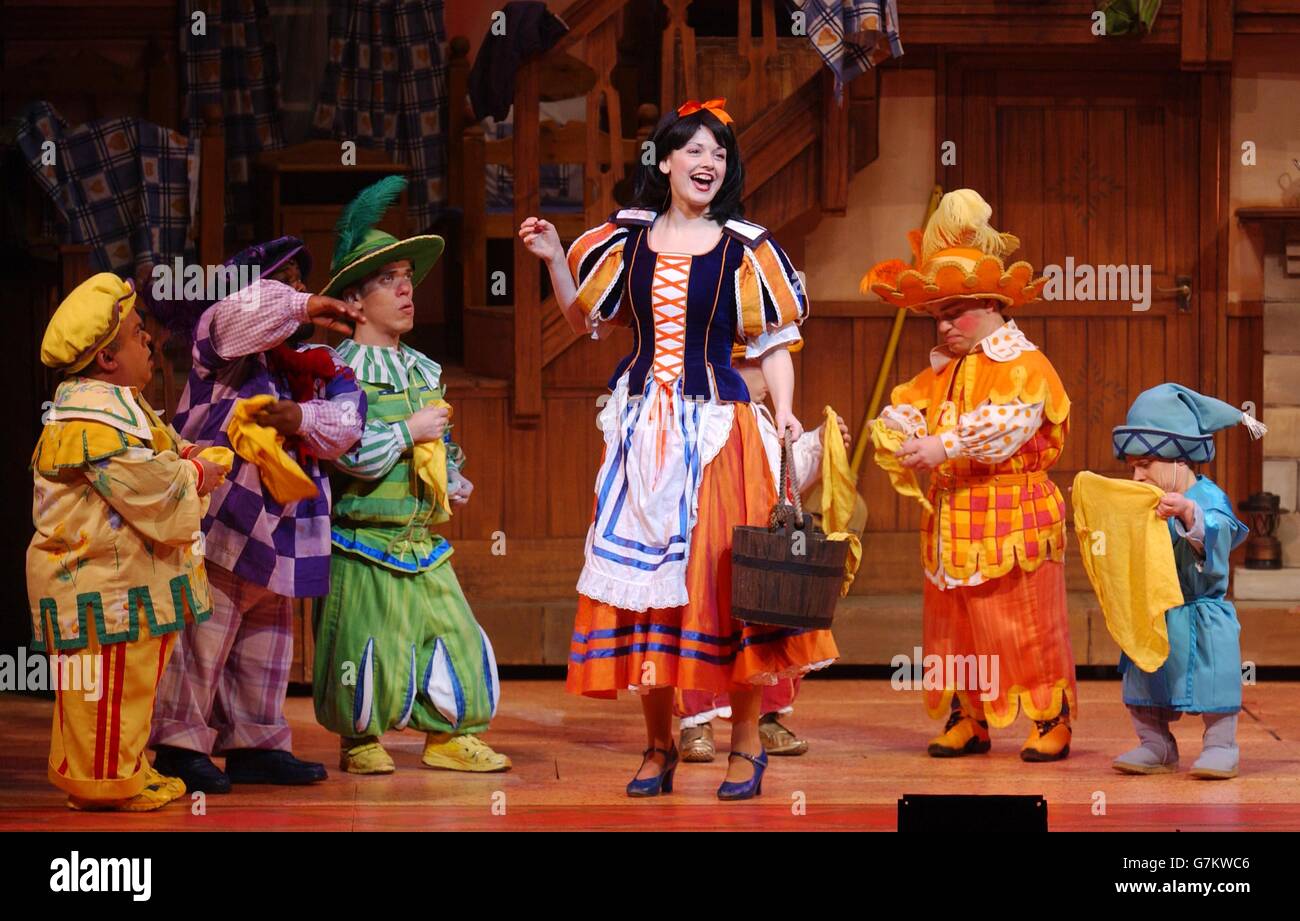 Snow white and the seven dwarfs hi-res stock photography and images - Alamy
