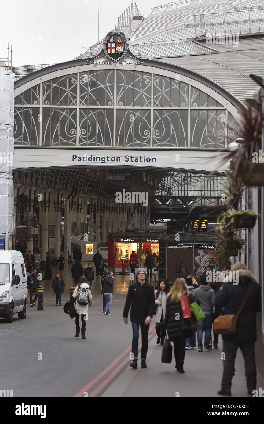 London train station stock Stock Photo - Alamy