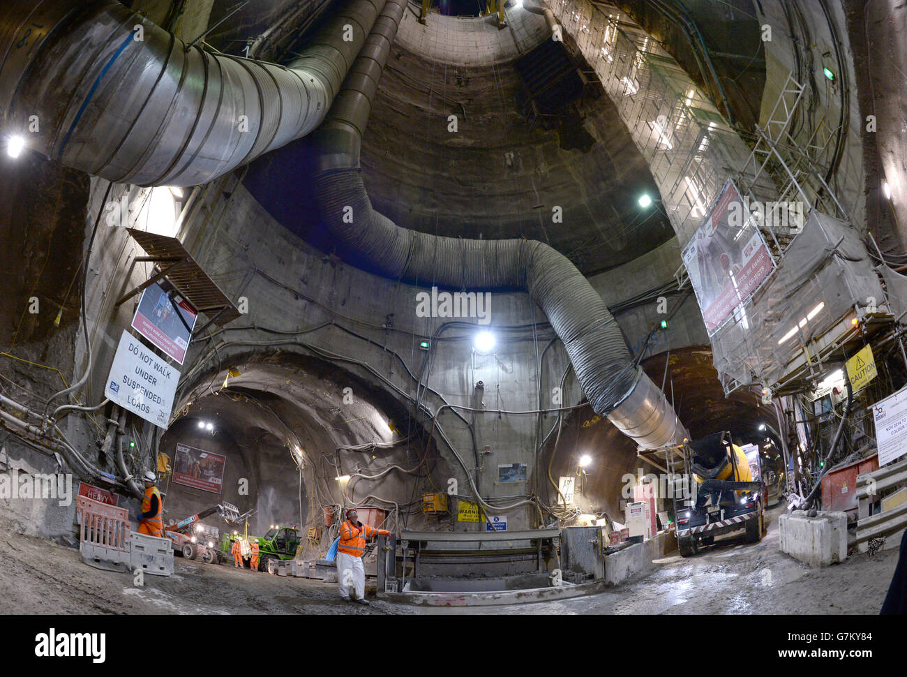Workmen at crossrail hi-res stock photography and images - Alamy