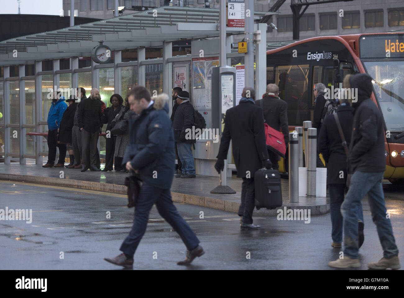 Commuters wait for buses and taxis outside London Bridge Station ...