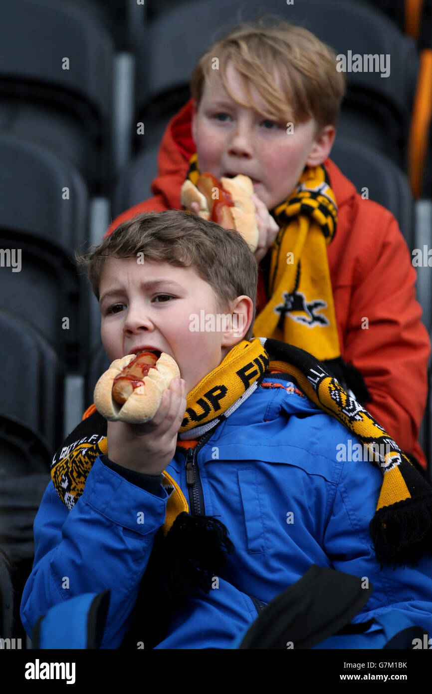 Football fans eating in stadium hi-res stock photography and images - Alamy