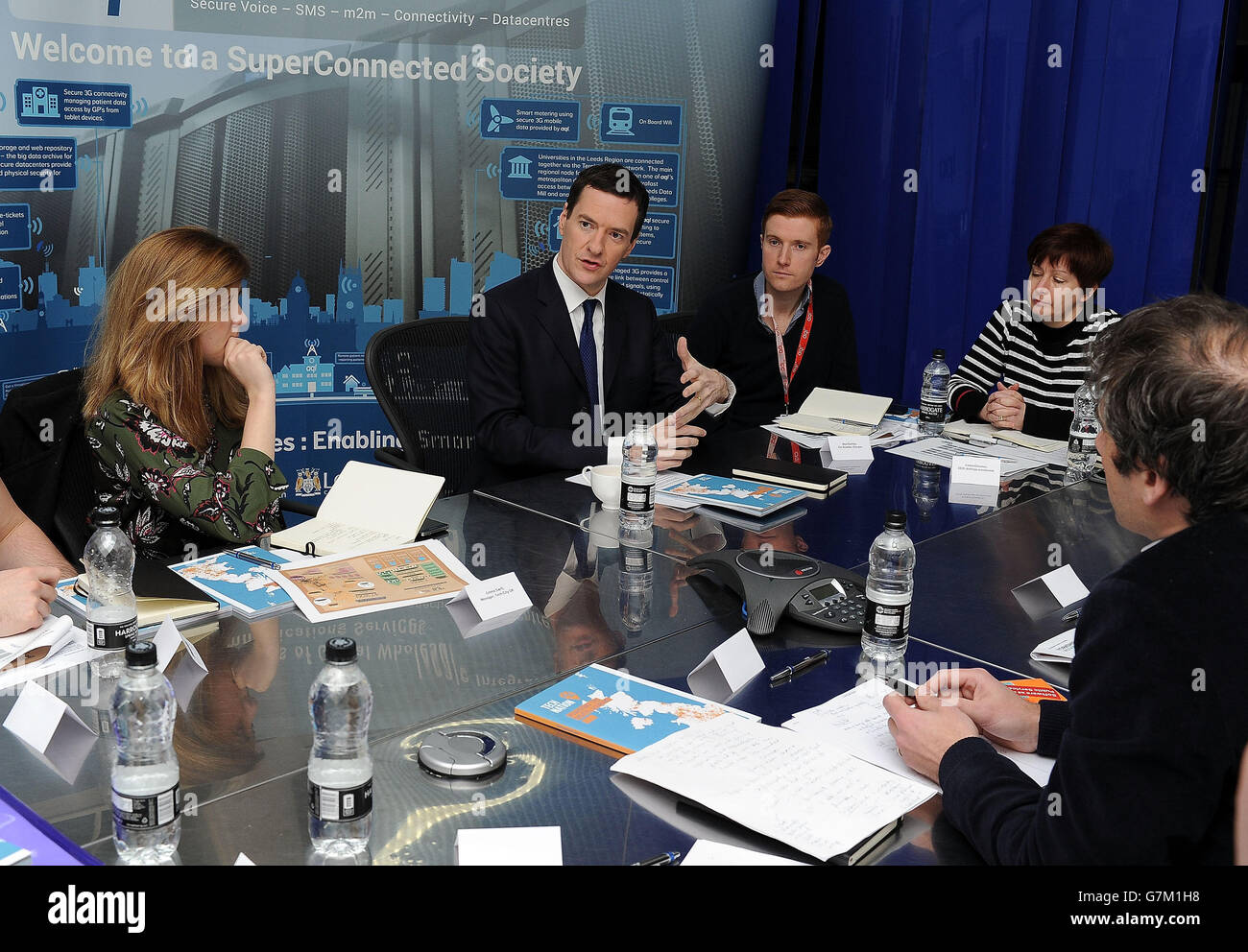 Speaks to business leaders aql centre in leeds hi-res stock photography ...