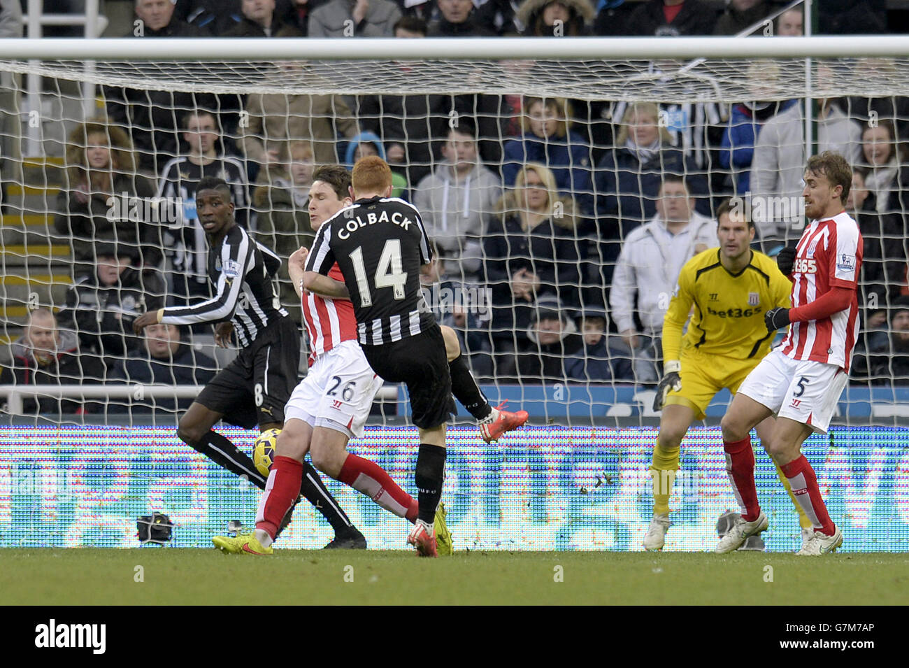 Newcastle United's Jack Colback (centre) scores their first goal of the ...