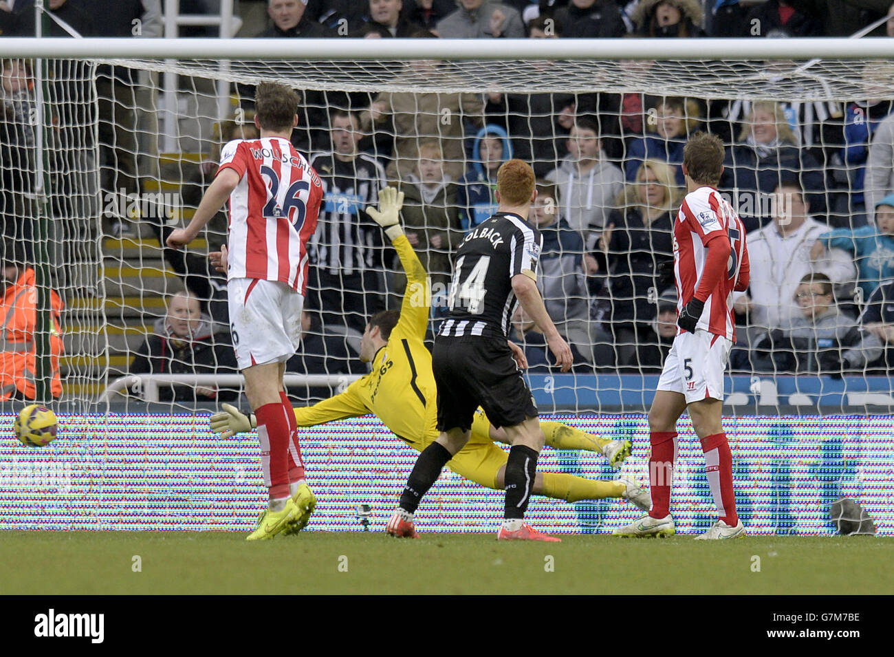 Newcastle United's Jack Colback (centre) scores their first goal of the ...