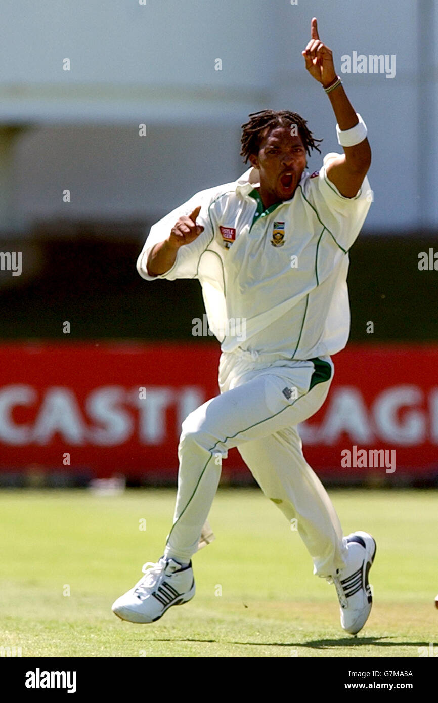 Cricket - First Test - South Africa v England - Day Three. Makhaya ...