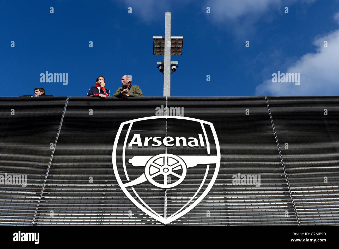 Emirates stadium logo hi-res stock photography and images - Alamy