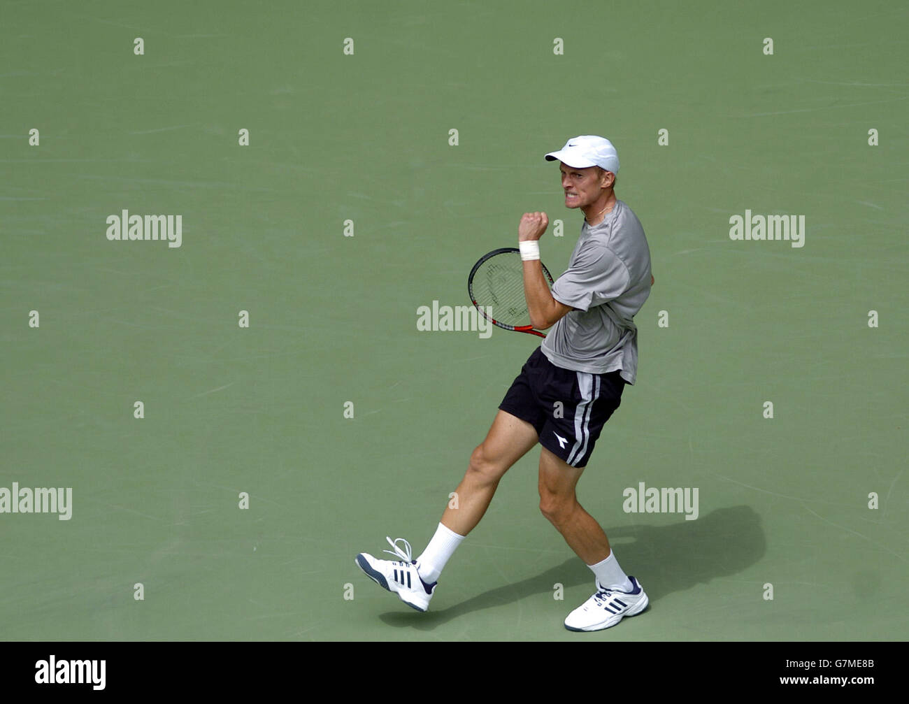 Tim henman celebrates winning point hi-res stock photography and images ...