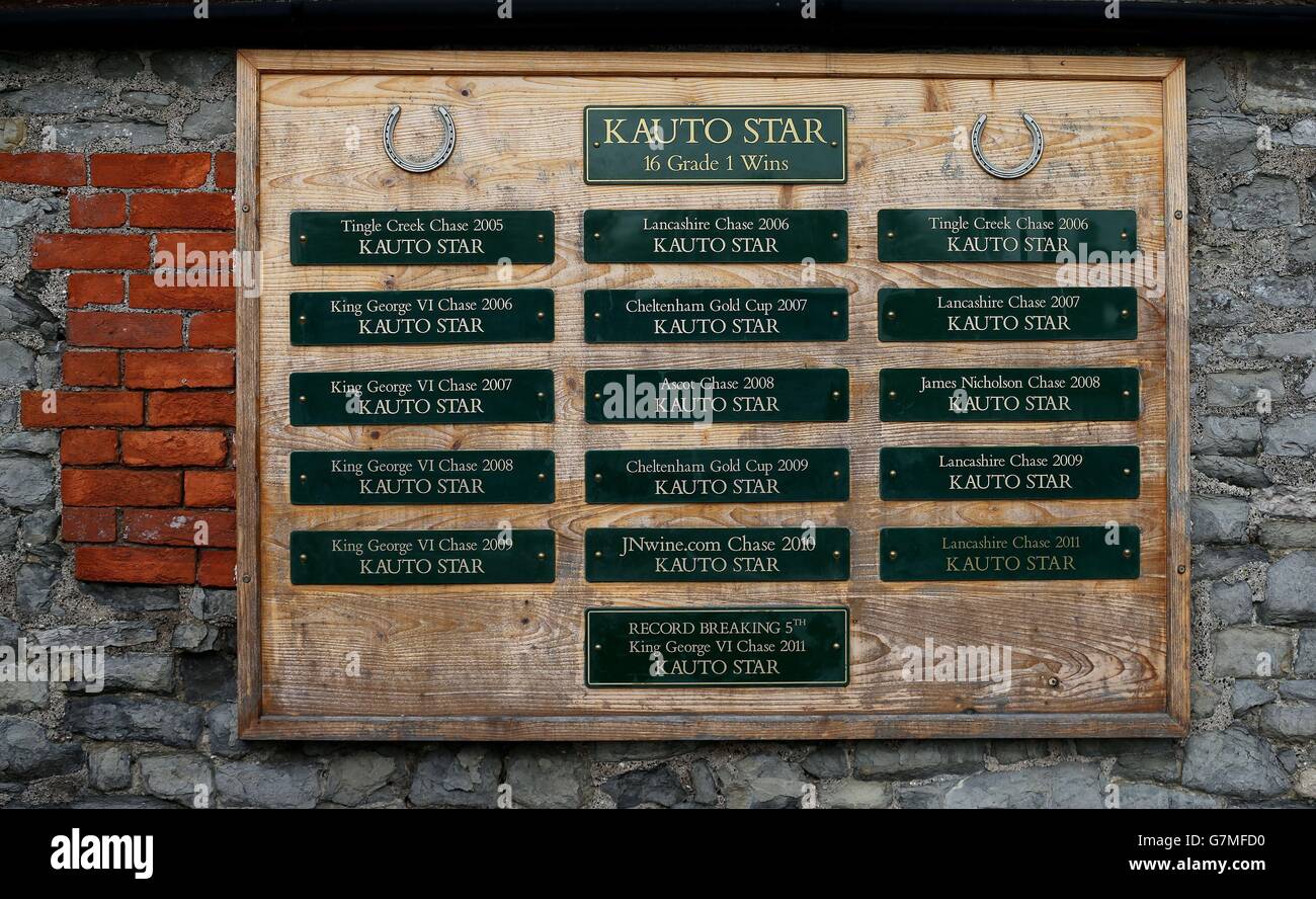 Horse Racing - Paul Nicholls Stables Visit - Manor Farm Stables Stock ...