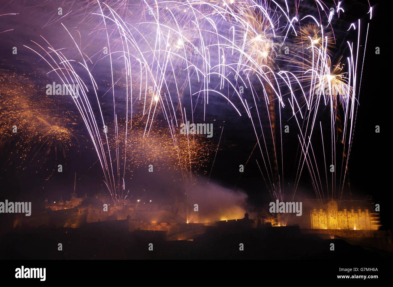 Edinburgh castle lit up fireworks ramparts hi-res stock photography and ...