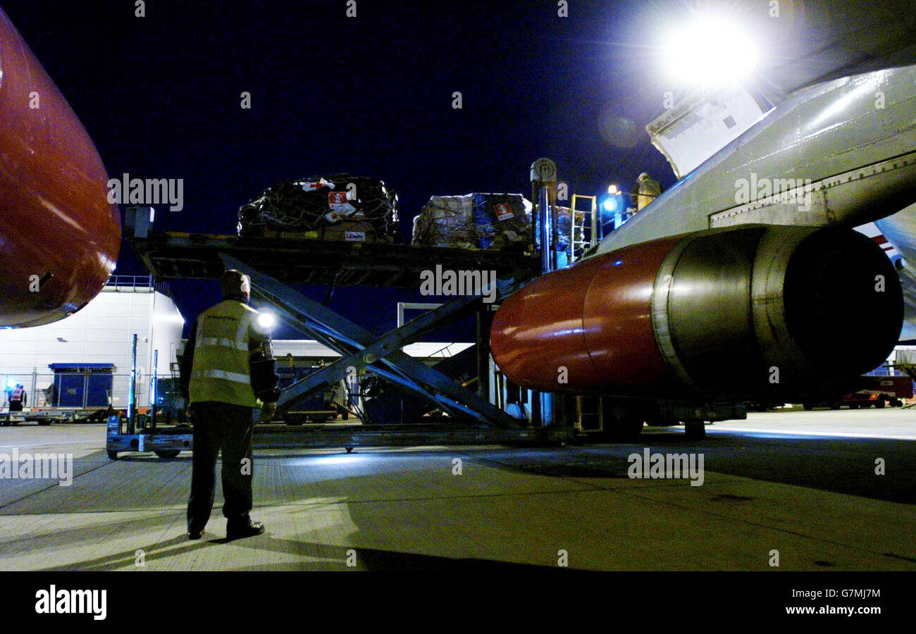 Cargo handlers stansted airport load hi-res stock photography and ...