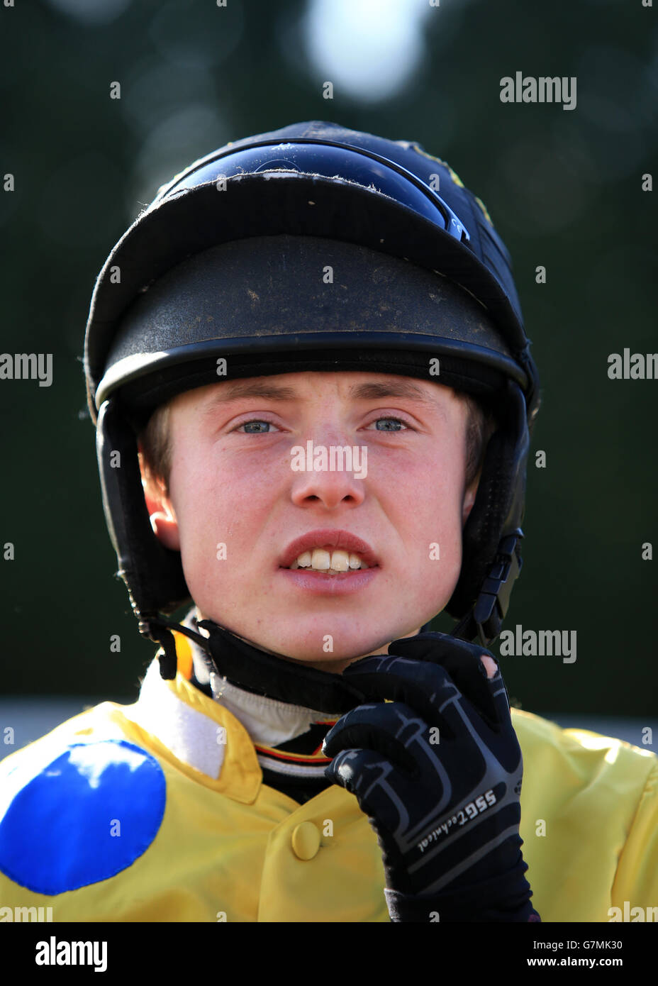 Jockey freddie mitchell at kempton park racecourse hi-res stock ...