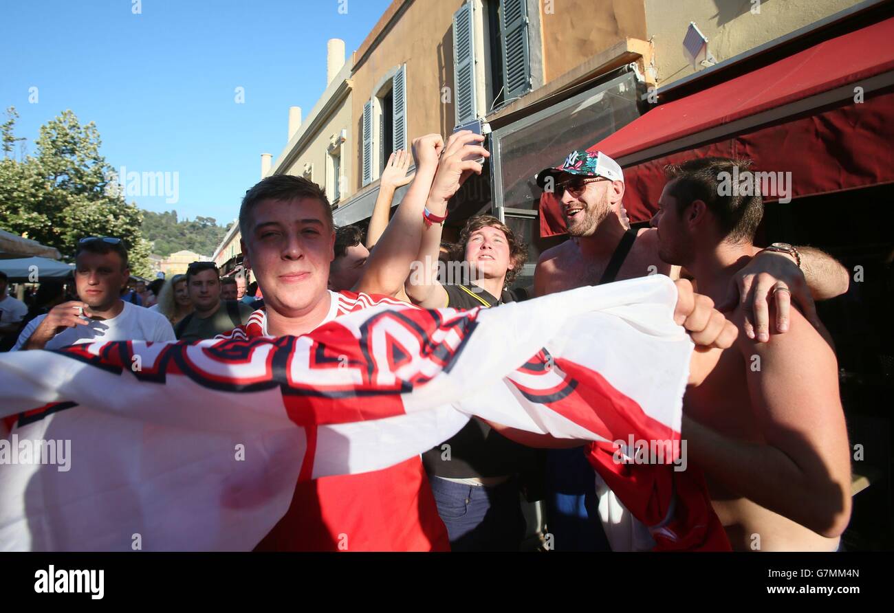 Boxer Tyson Fury (second right) poses for pictures with England ...