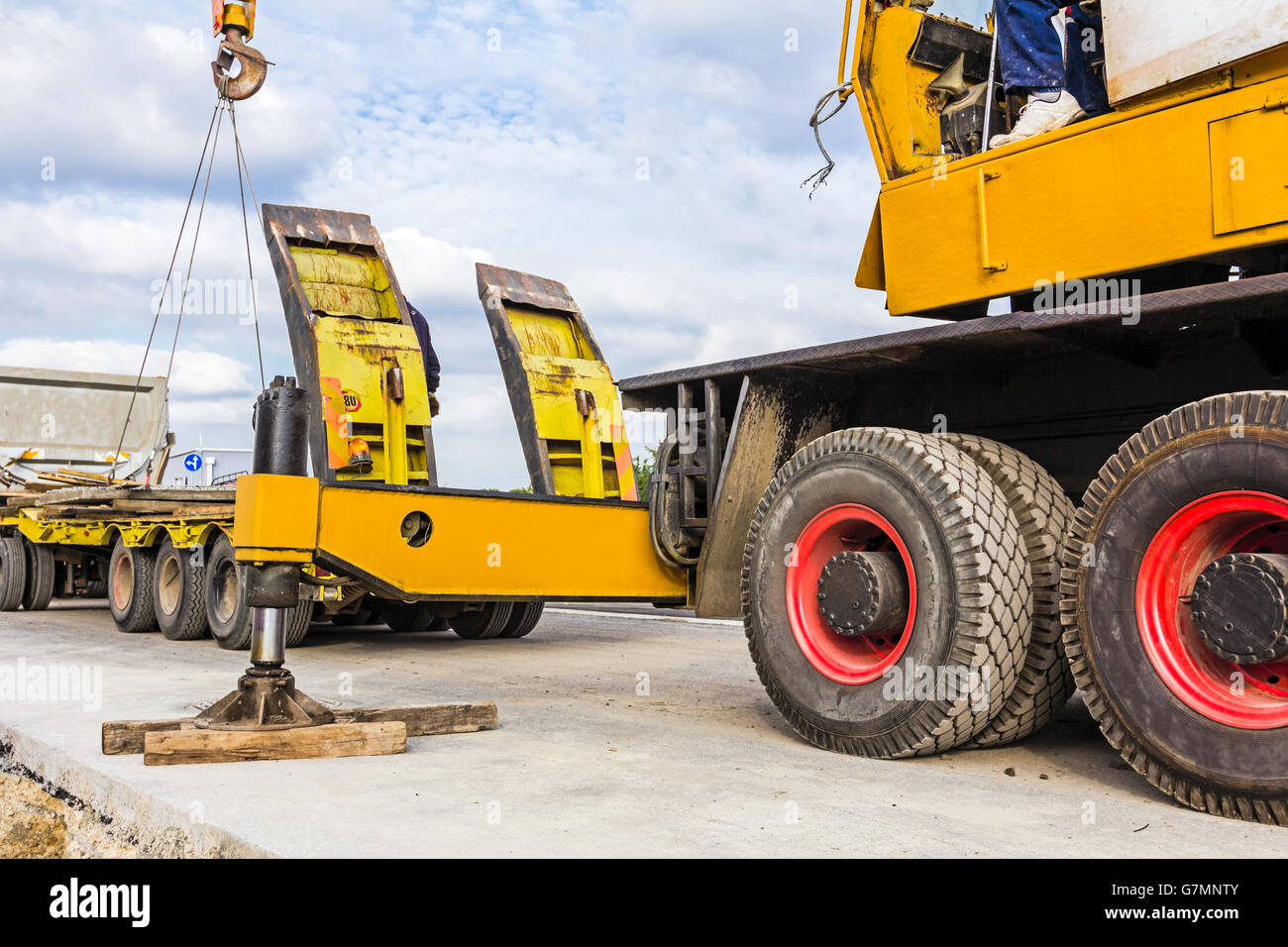 Extended side truck outrigger stabilizer. Support to mobile telescopic ...