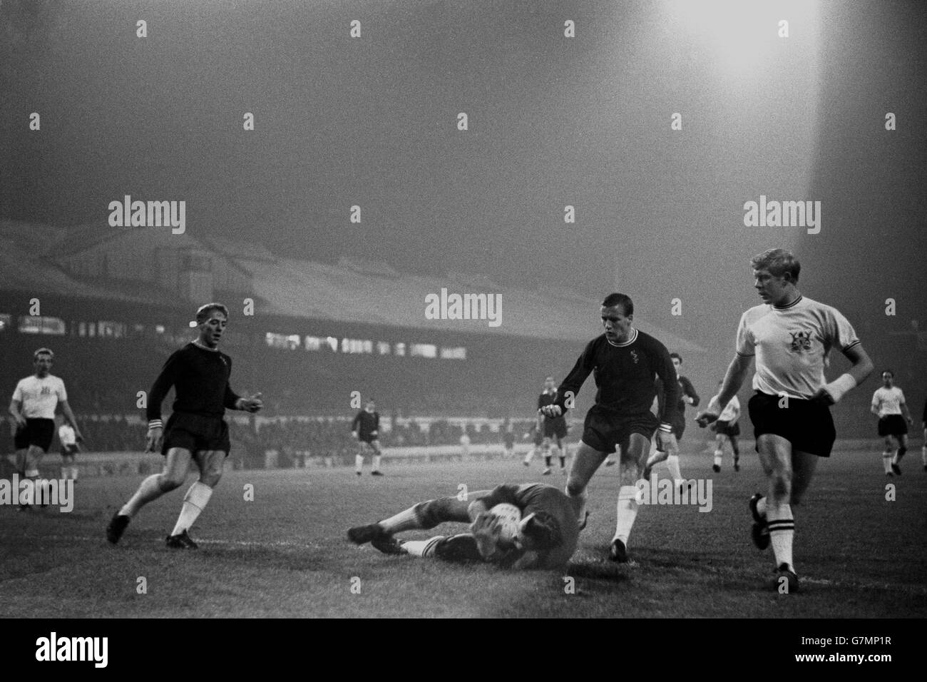 Chelsea left back hi-res stock photography and images - Alamy