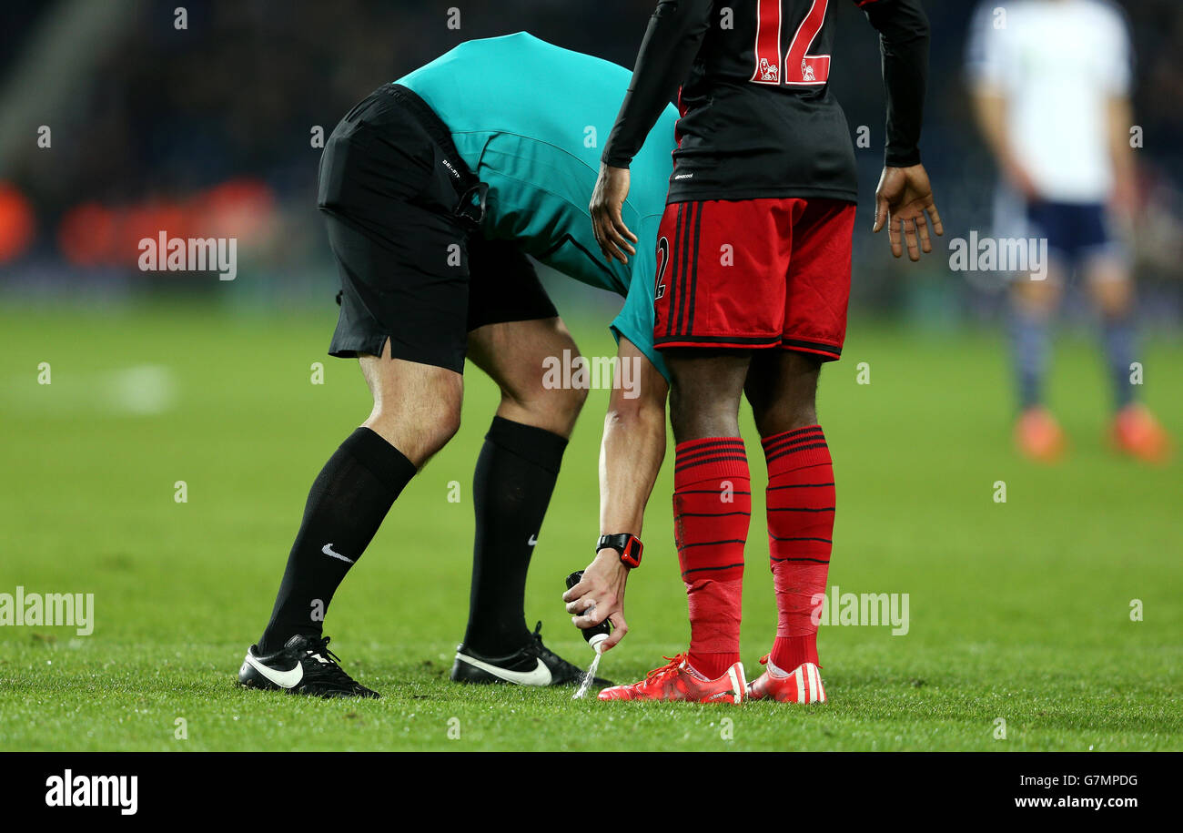 Referee with foam spray hi-res stock photography and images - Alamy
