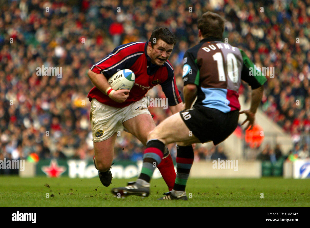 Munster's Marcus Horan (L) takes on Harlequin's Andy Dunne Stock Photo ...