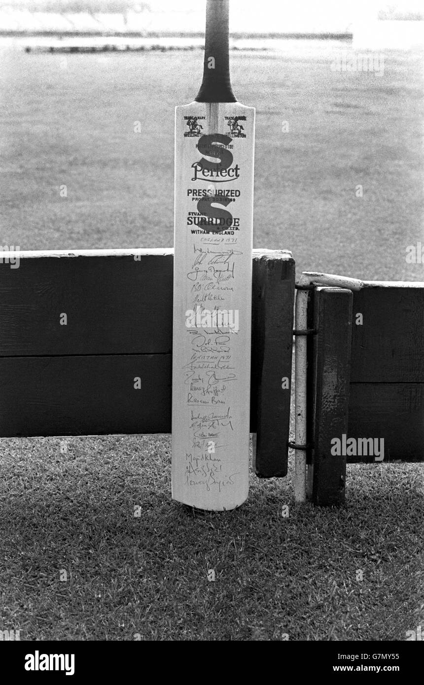 Signed cricket bat hi-res stock photography and images - Alamy