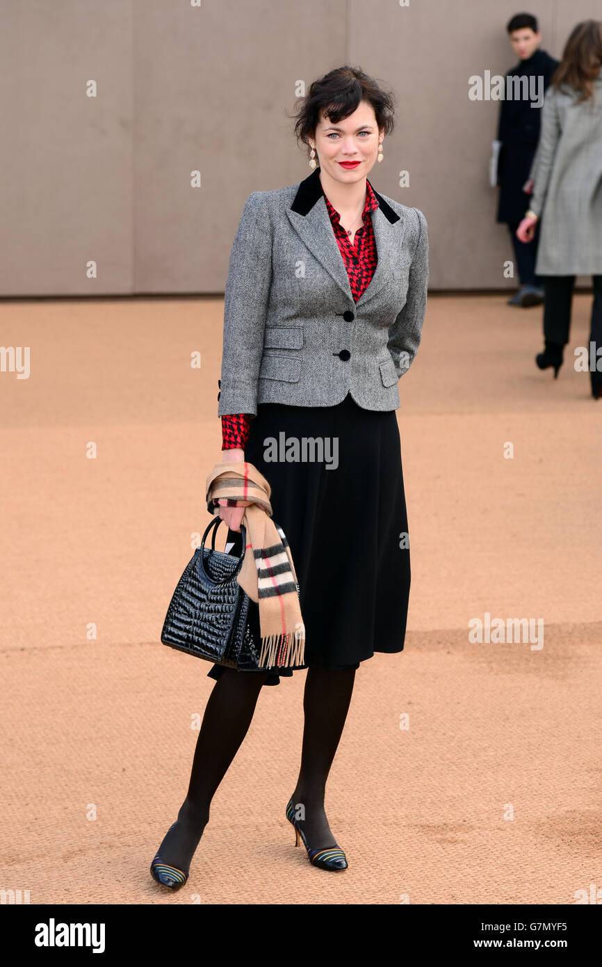 Jasmine guinness arriving burberry prorsum womenswear catwalk show ...