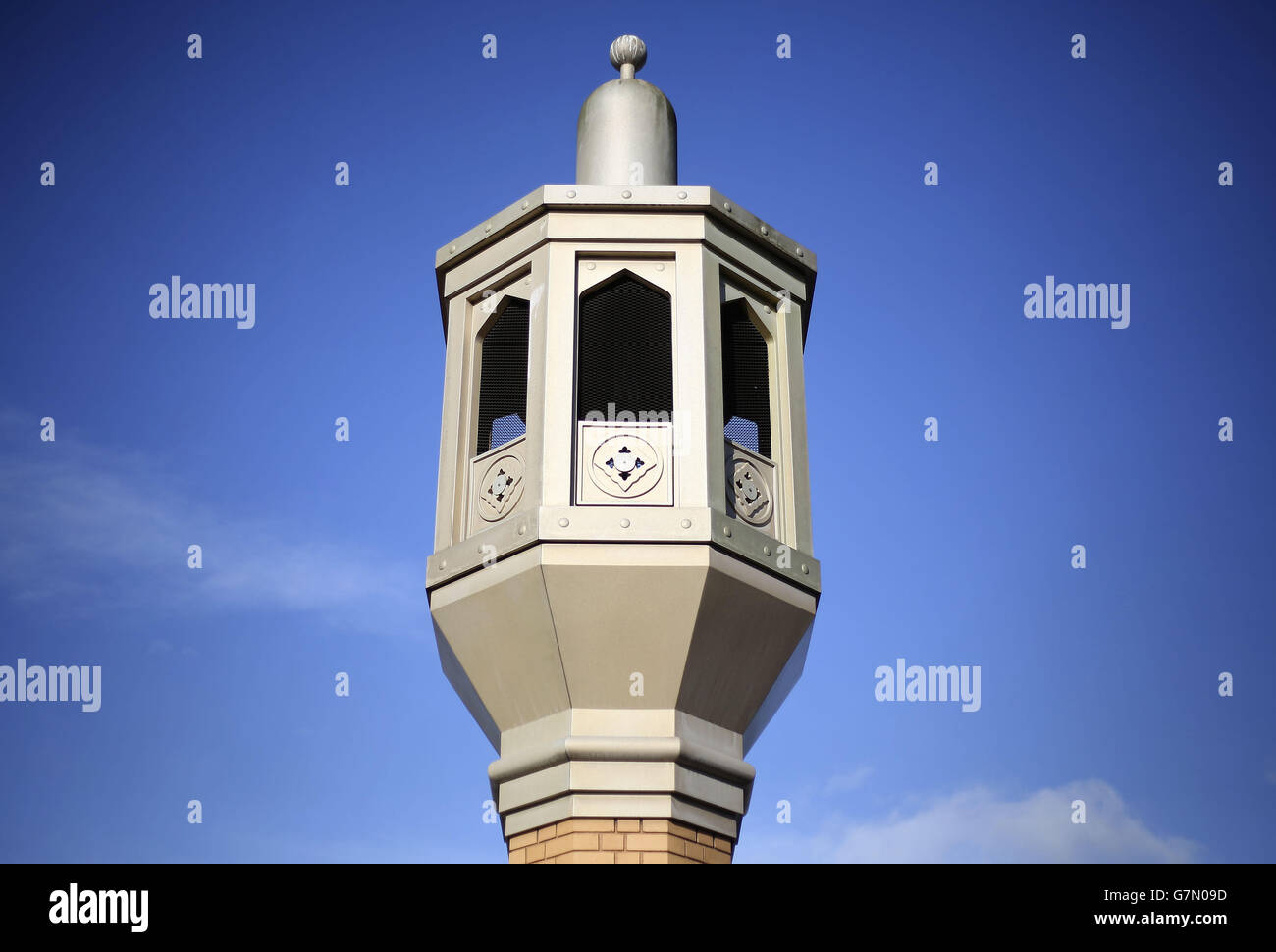 A minaret on the East London Mosque in London Stock Photo - Alamy