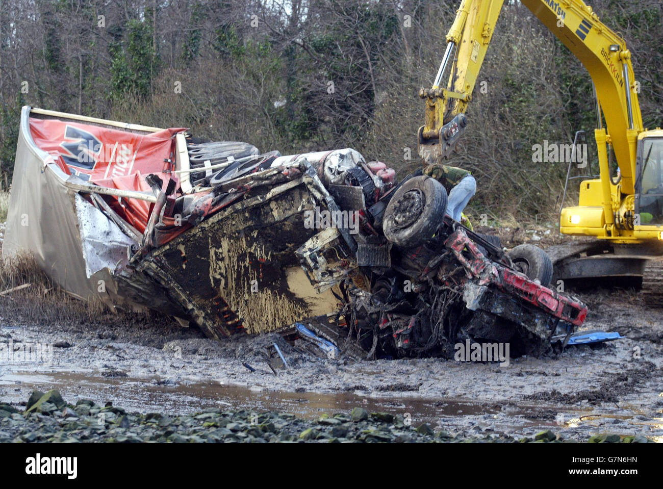 High Wind Lorry Crash. A lorry lies beneath the Foyle bridge in ...