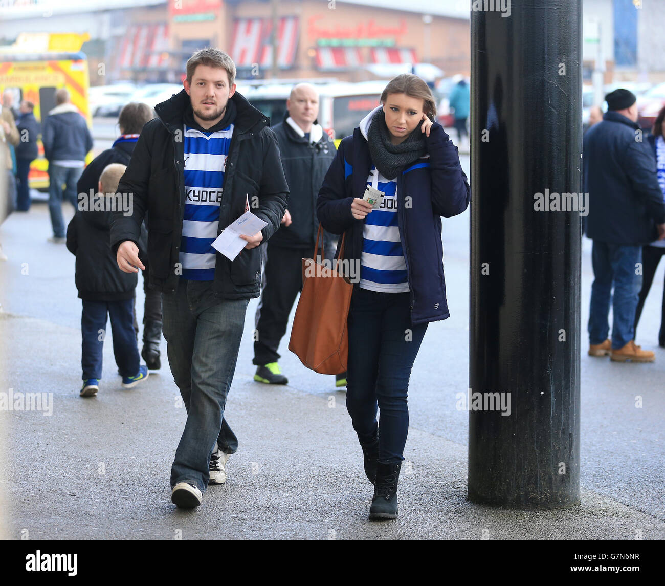 Reading fans arrive for the match hi-res stock photography and images ...