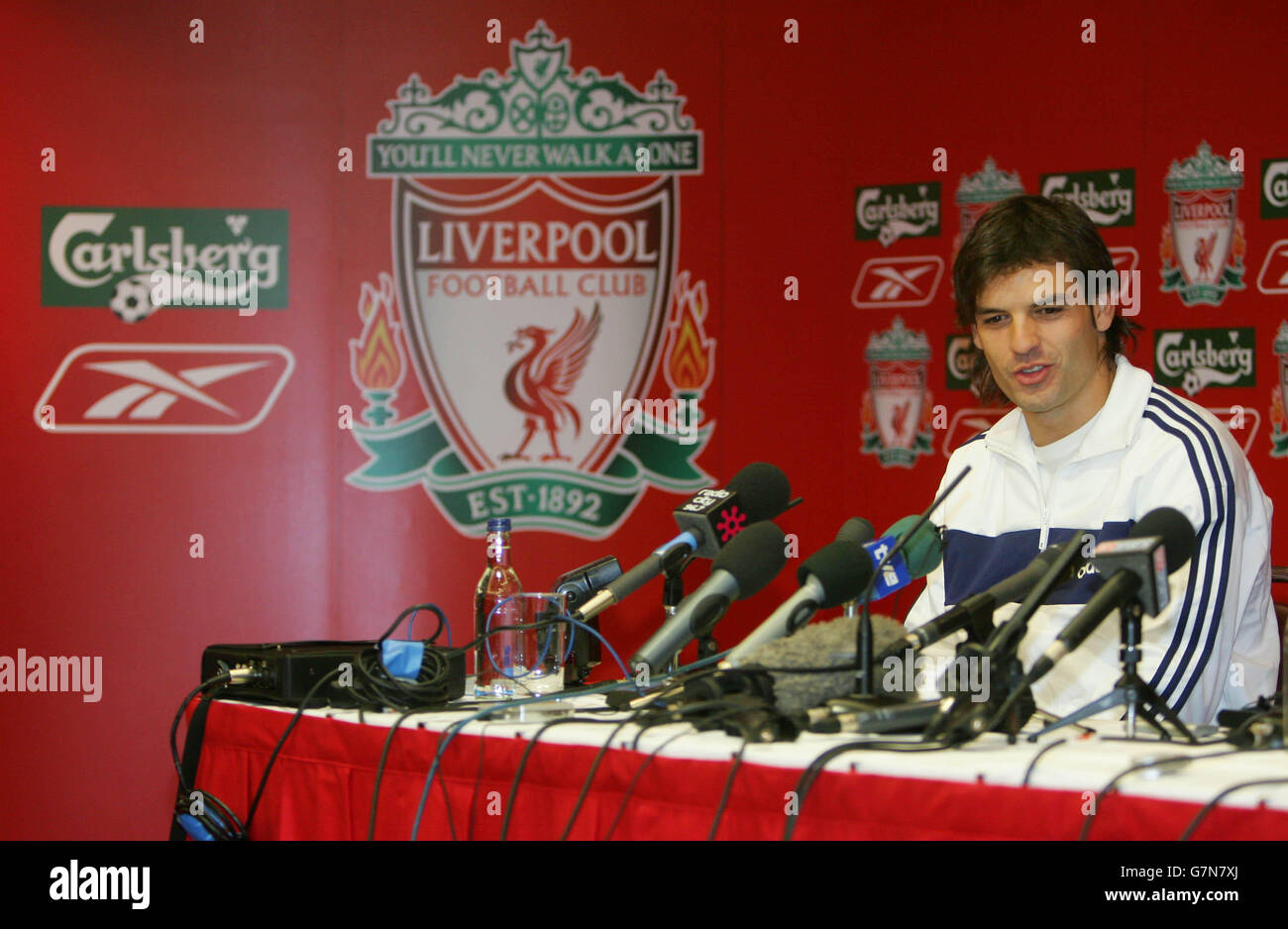 Fernando morientes liverpool hi-res stock photography and images - Alamy