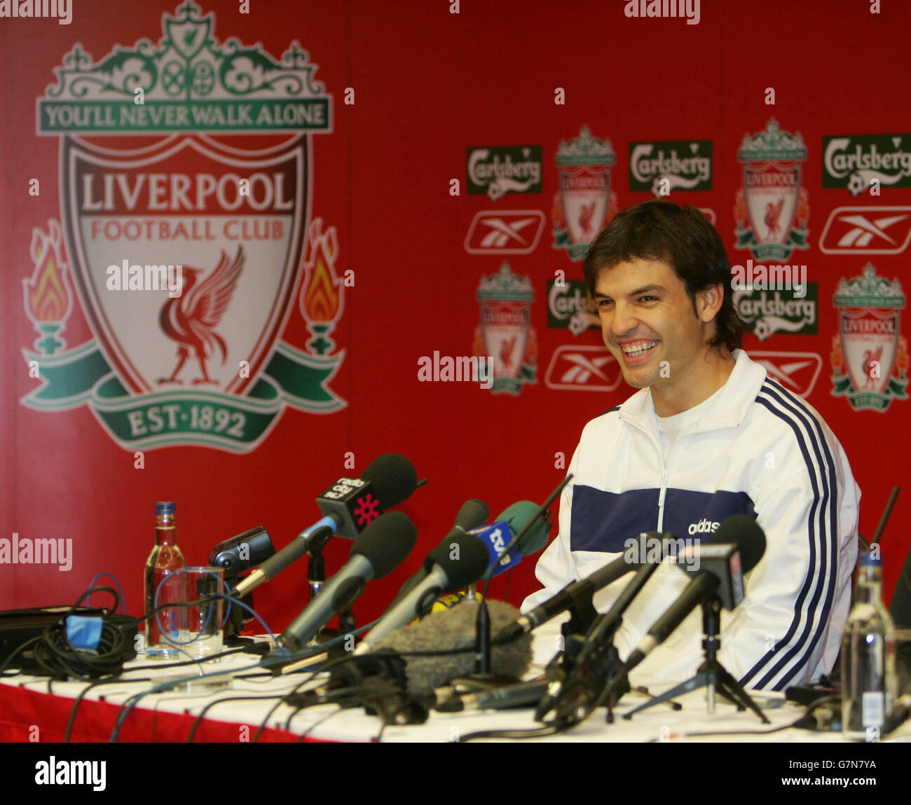 Fernando morientes liverpool hi-res stock photography and images - Alamy