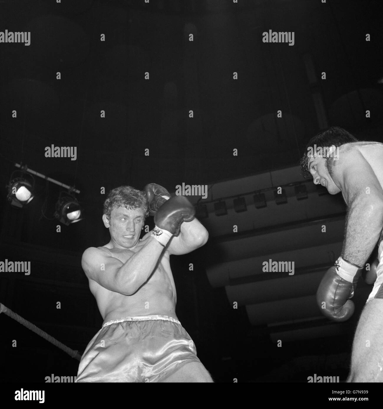 Heavyweight Boxer Joe Bugner Stock Photos & Heavyweight Boxer Joe ...