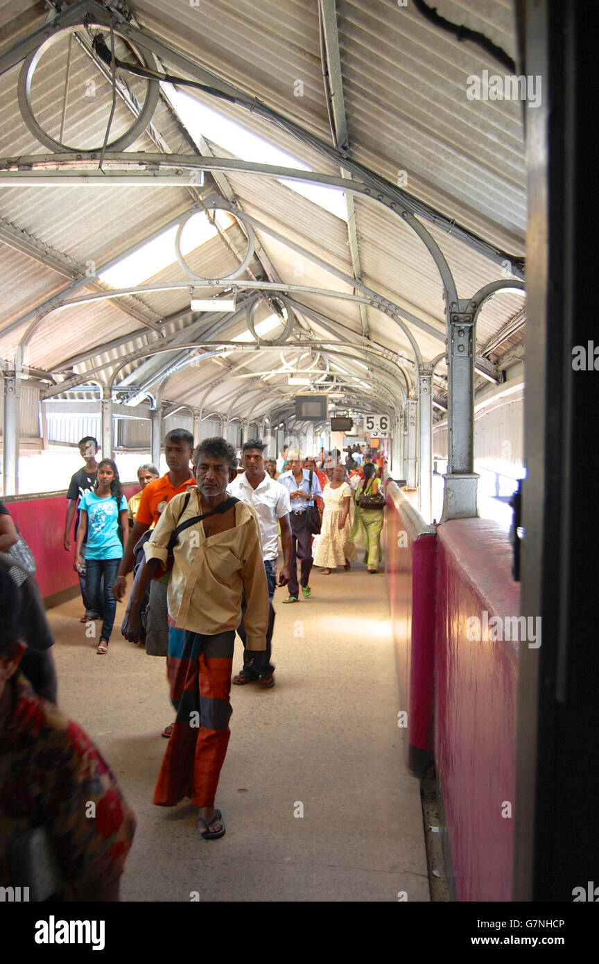 Sri lankan commuters hi-res stock photography and images - Alamy