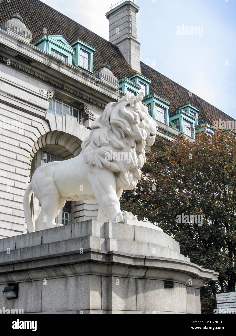 Westminster bridge lion hi-res stock photography and images - Alamy