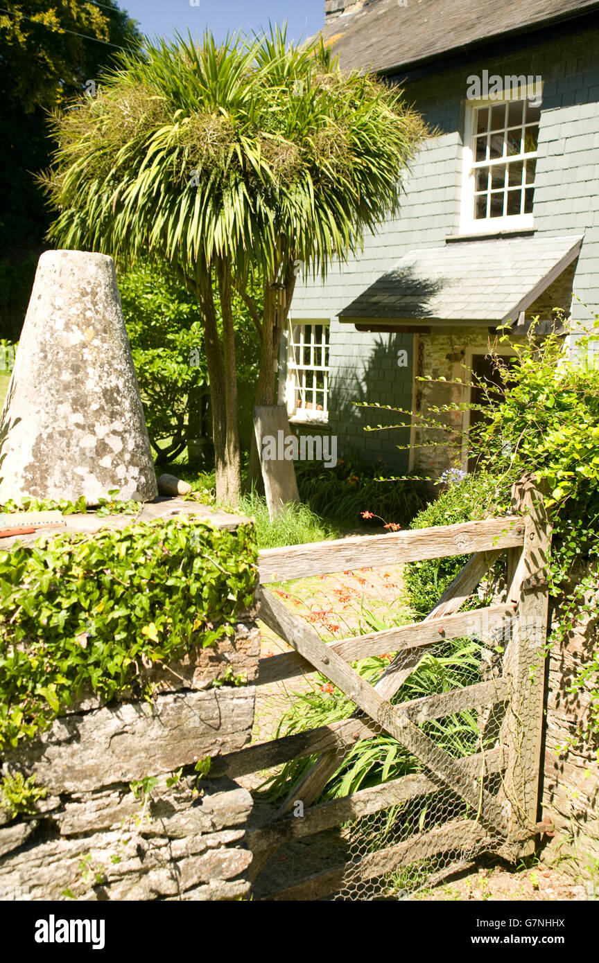 Wooden gate and traditional Devon house Stock Photo - Alamy