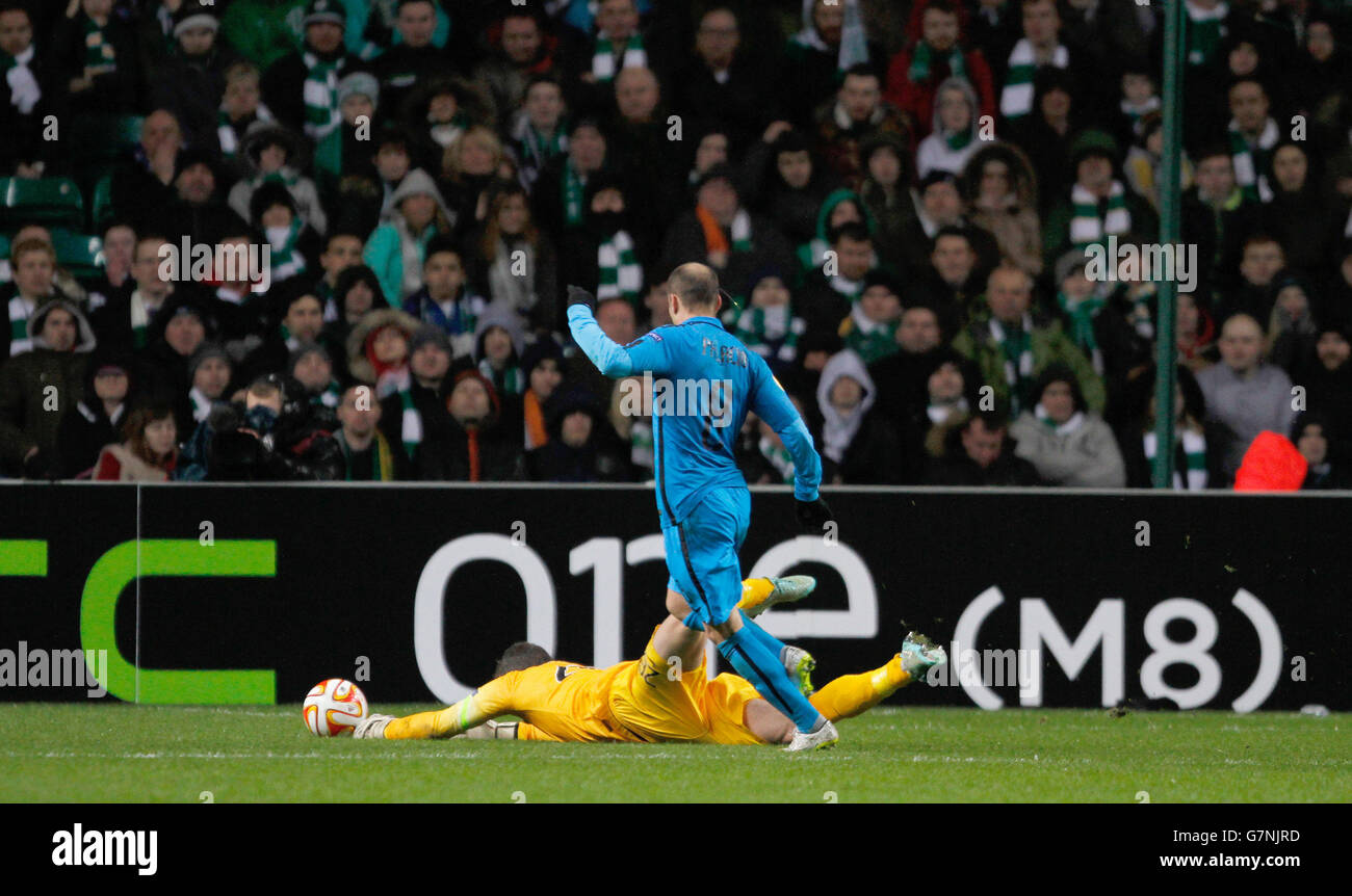 Celtic's Craig Gordon spills the ball and Inter Milan's Rodrigo Palacio ...