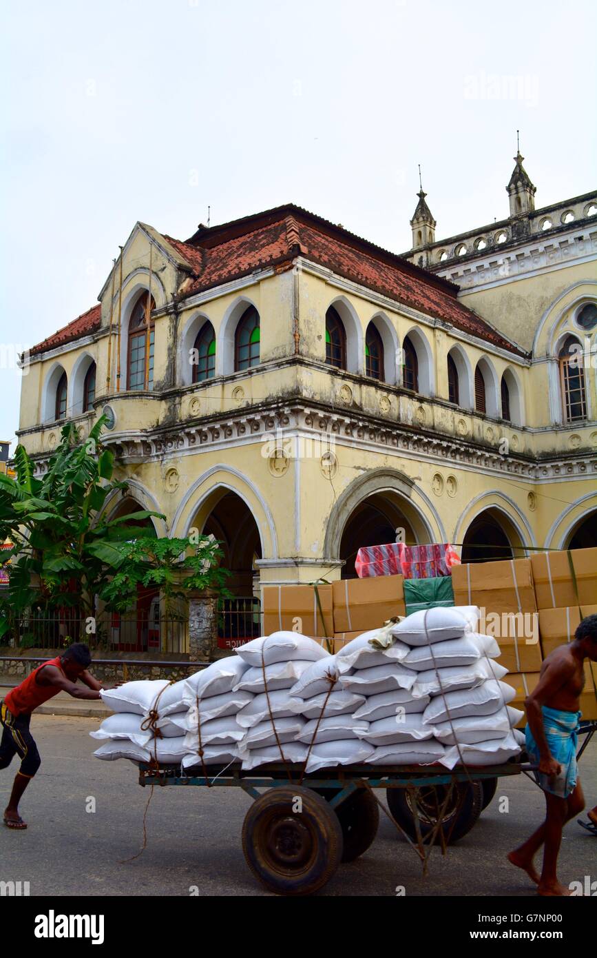 men pushing a loaded cart in colombo, sri lanka Stock Photo - Alamy