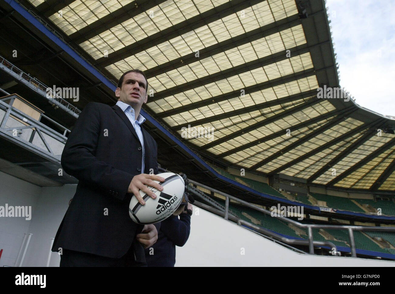 Former England captain Martin Johnson walks out of the tunnel Stock ...