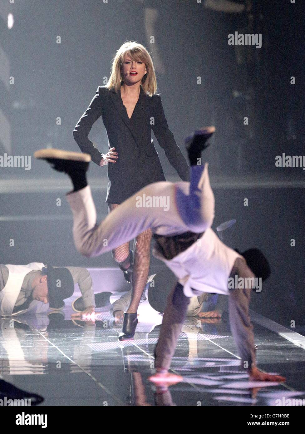 Taylor swift performing 2015 hi-res stock photography and images - Alamy