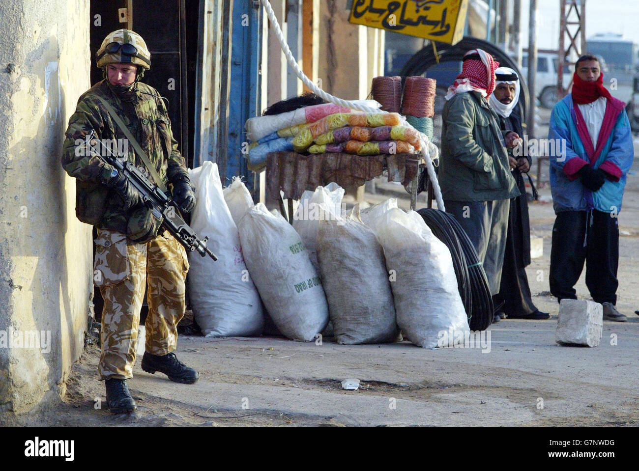 Iraq election. Royal Artillery soldier on patrol Stock Photo - Alamy