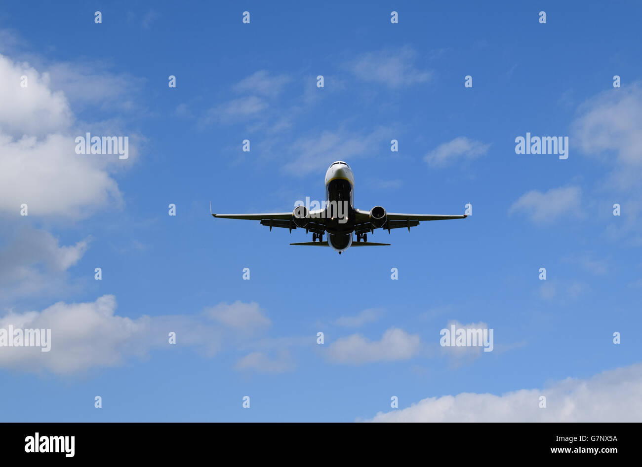 Ryanair plane on final approach on a summers day Stock Photo - Alamy