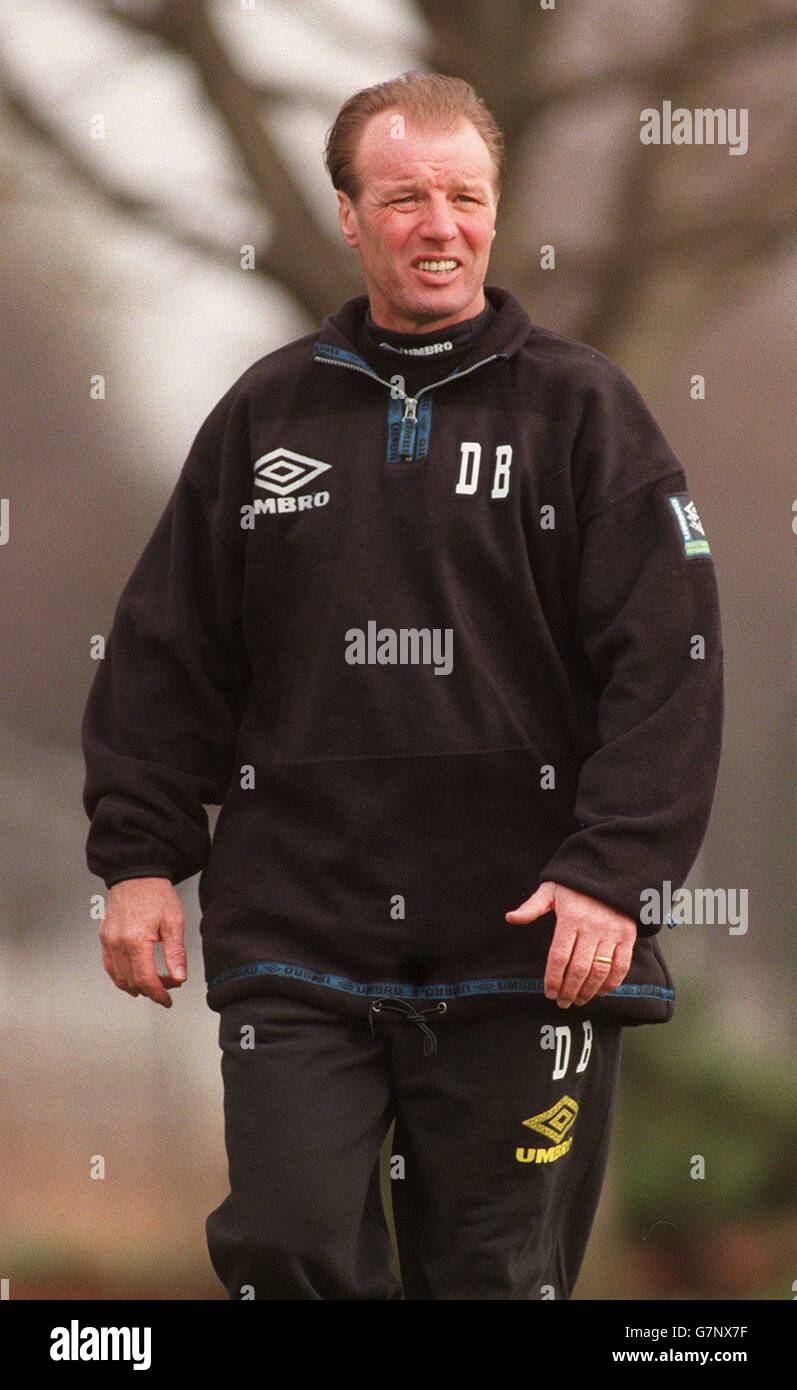 Ian moore signs for nottingham forest hi-res stock photography and ...